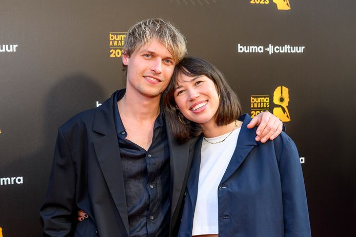 MEAU vindt de liefde bij haar gitarist: “Het voelt zo fijn” | Showbizz ...