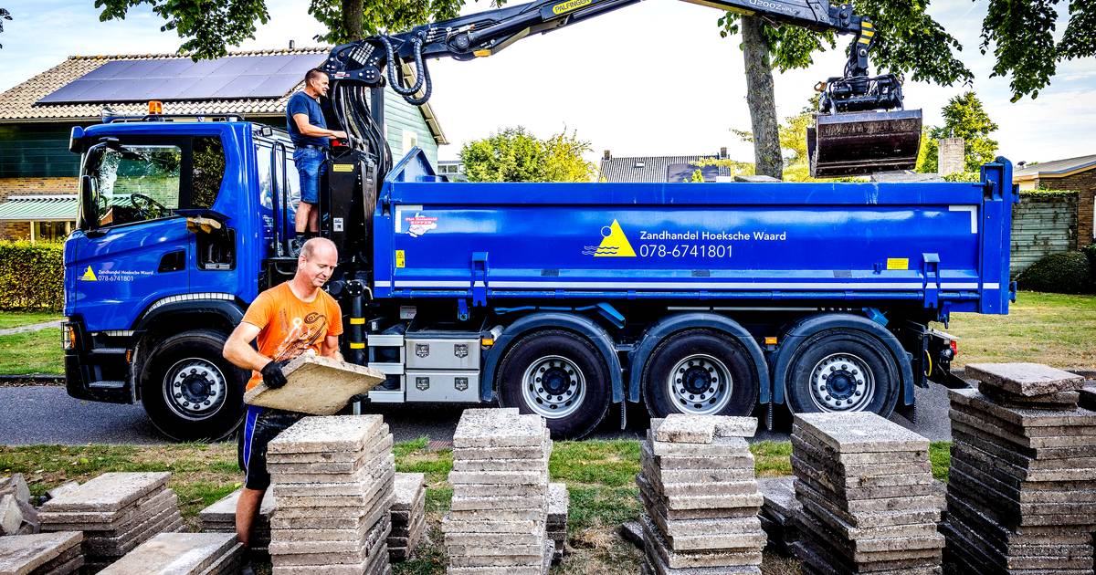 Tegeltaxi rijdt voor laatste keer door Pijnacker-Nootdorp om stenen op te halen | Pijnacker ...