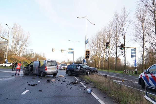 Twee personen gewond bij frontale botsing in Vught, man aangehouden ...
