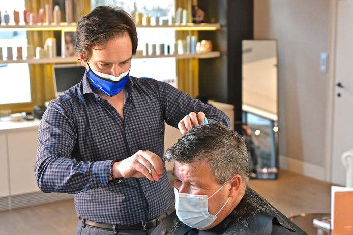 Kapper-burgemeester Francesco Vanderjeugd ontvangt schepen Geert ...