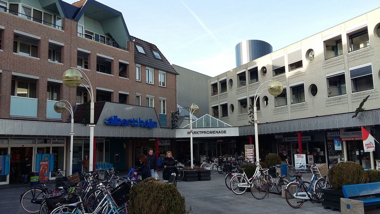 Wijchen krabt kauwgom van straat in centrum | Foto | gelderlander.nl