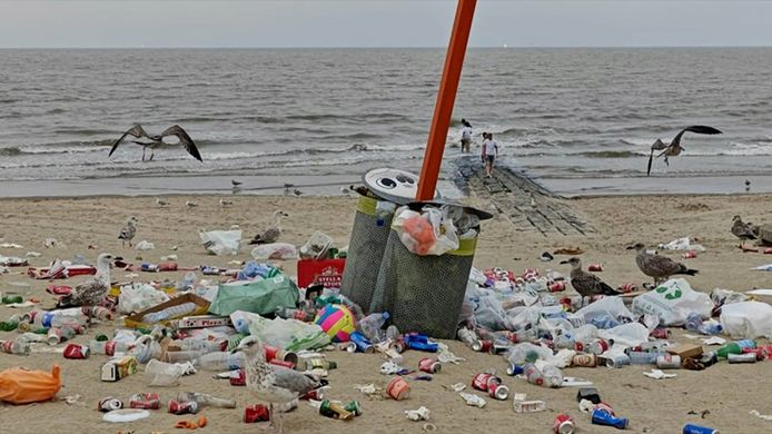 Plastic is goed voor 70 procent van het afval op het strand, maar ook ...