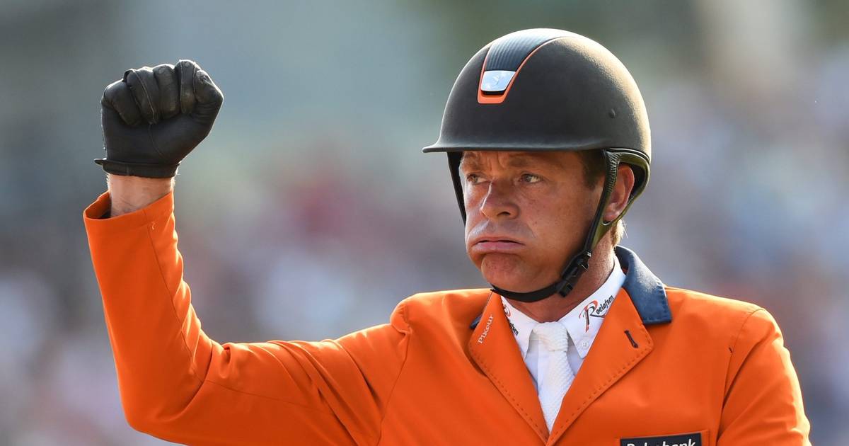 Jeroen Dubbeldam uit Weerselo draagt vlag bij openingsceremonie ... Jeroen Dubbeldam uit Weerselo draagt vlag bij openingsceremonie ...