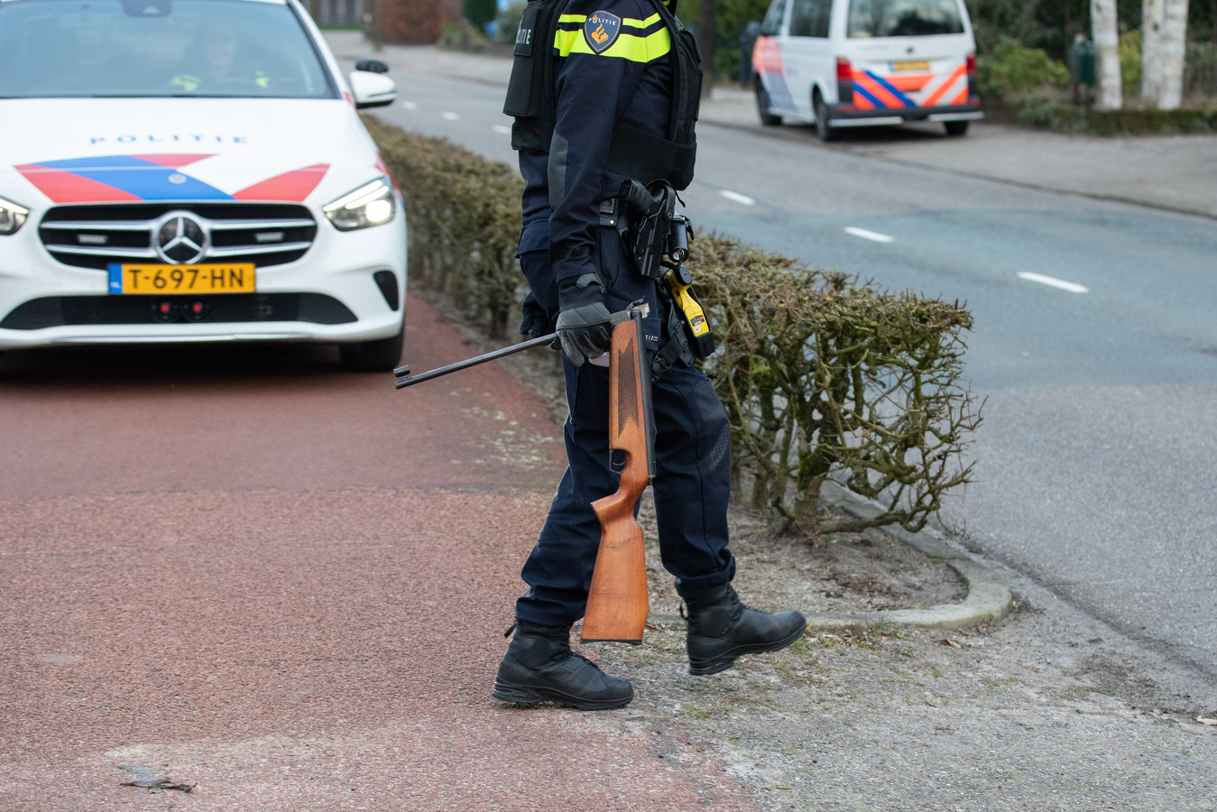 Arrestatieteam en politie met kogelwerende vesten doen inval: luchtbuks ...