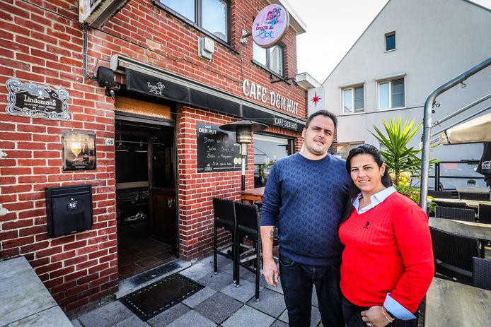Inja en Frederik blazen café Den Hut nieuw leven in | Beernem | hln.be