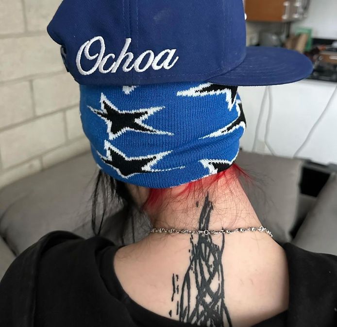 Billie Eilish pakt uit met gigantische tattoo op haar rug | Celebrities ...