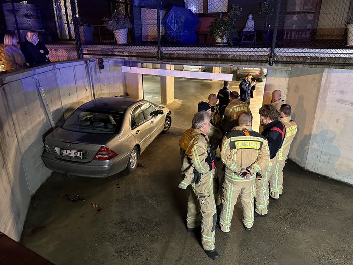 Ontploffing in ondergrondse garage blijkt wagen die tegen muur botst ...