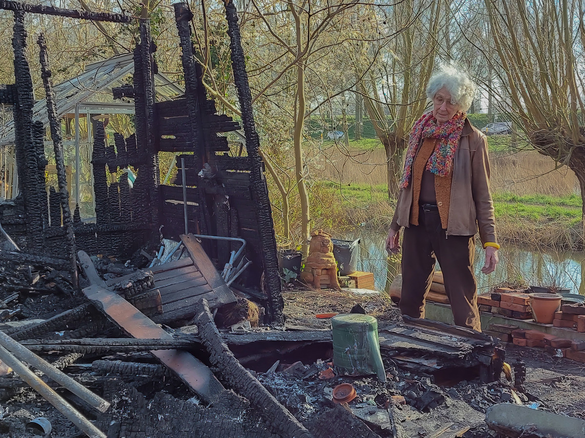 Atelier Margreet Huisman (81) tot de grond toe afgebrand op Het ...
