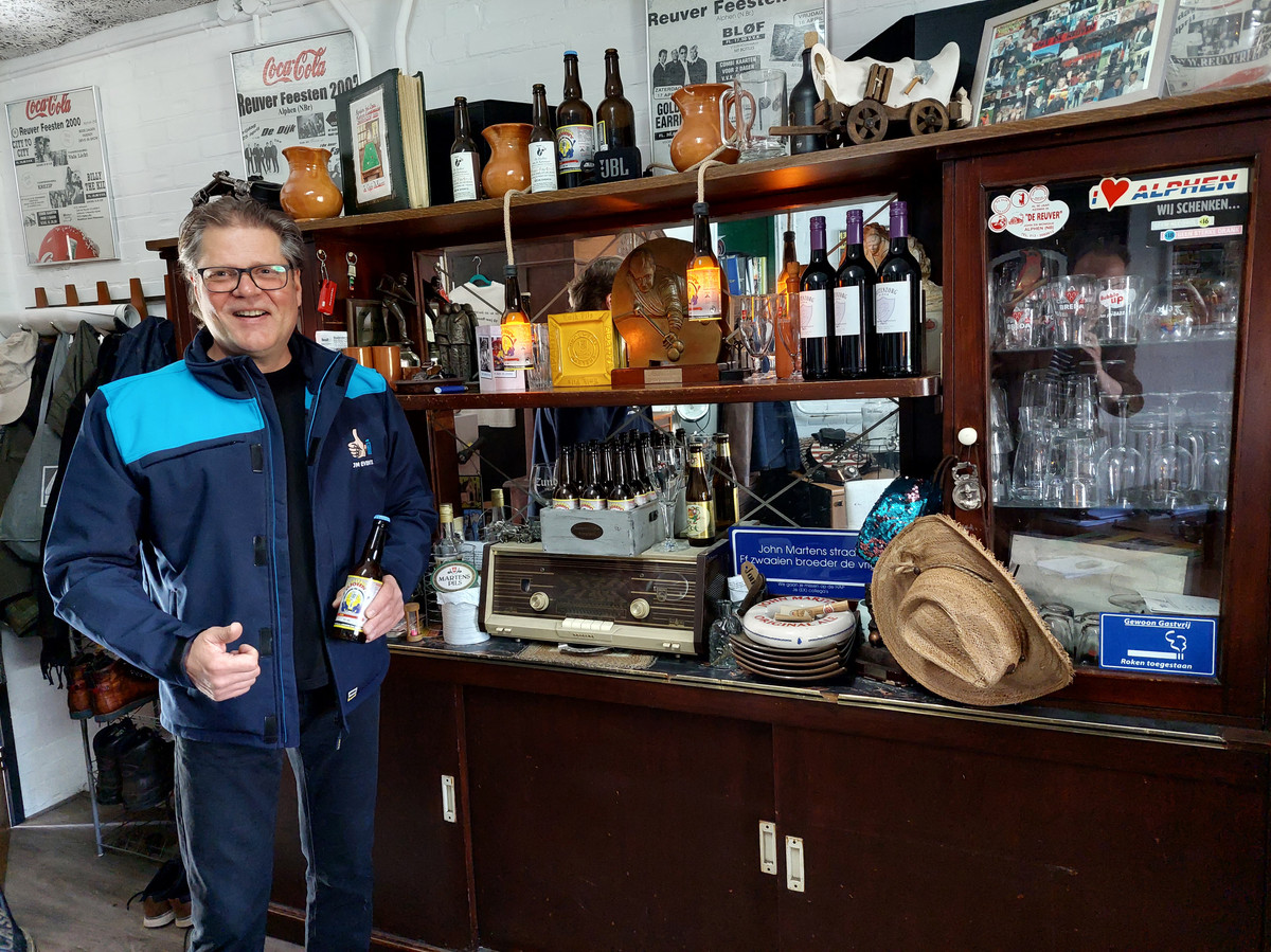 John Martens geniet als kastelein op wielen: van De Reuver in Alphen ...