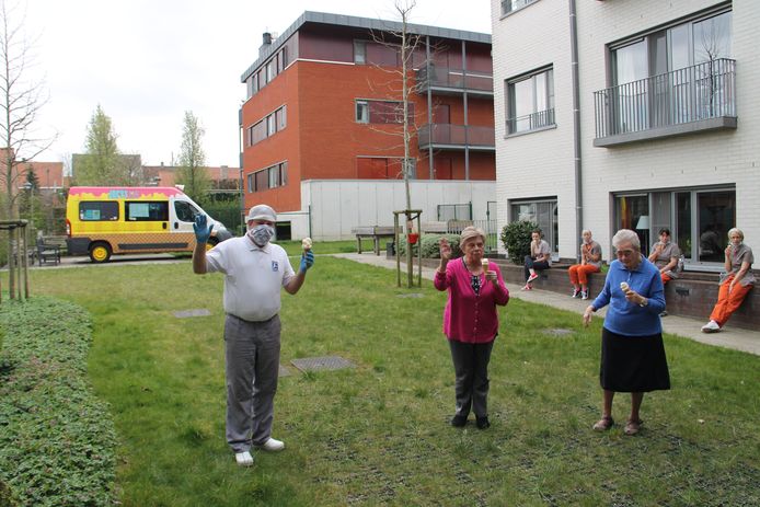 Jo schenkt ijsjes aan inwoners en personeel rusthuis Aksent | Lendelede ...