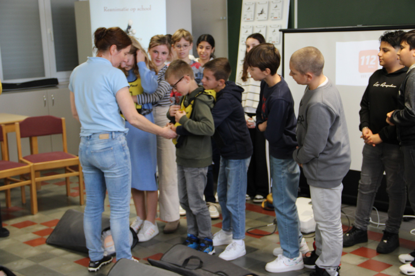 Leerlingen leren heimlich-greep tijdens reanimatielessen | Foto | hln.be