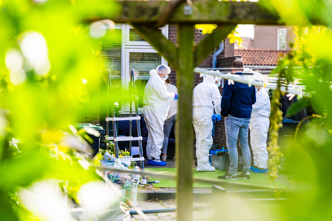 Bloemen bij woning na drama: niemand kan geloven dat moeder haar zoon ... Bloemen bij woning na drama: niemand kan geloven dat moeder haar zoon ...