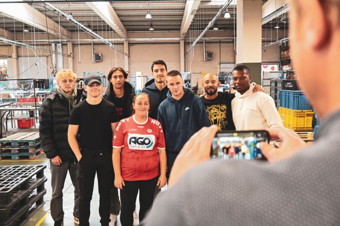 Spelerskern KV Kortrijk brengt bezoekje aan maatwerkbedrijf WAAK: “Voor ...