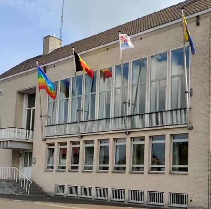 Vredesvlag en SDG-vlag wapperen aan gemeentehuis | Ravels | hln.be
