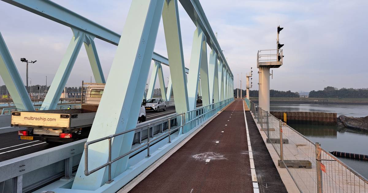 Kijkt u mee? Zo rijdt u over de nieuwe noordbrug op het sluizencomplex ...