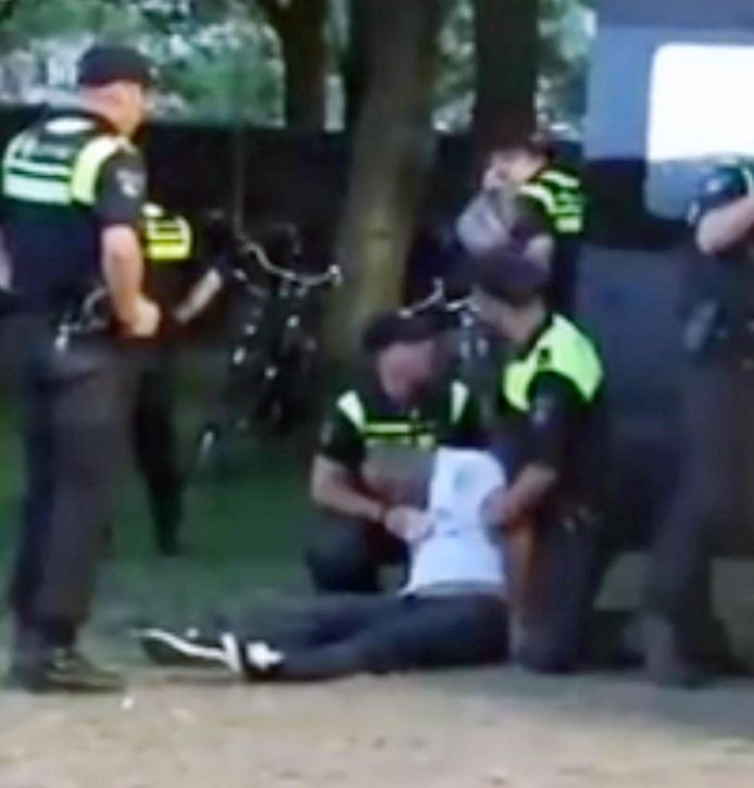 Twee van vijf agenten vervolgd voor dood Mitch Henriquez | Overlijden ...