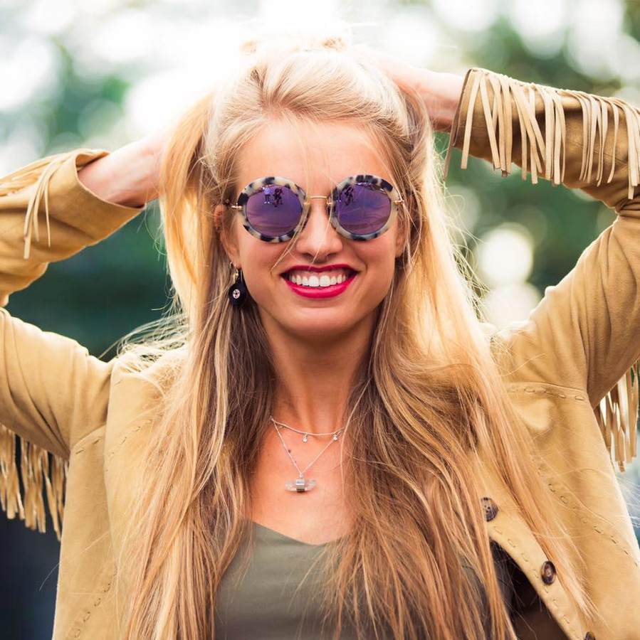 Dochter Bert Kuizenga boekt succes als dj Mia More | Foto | AD.nl