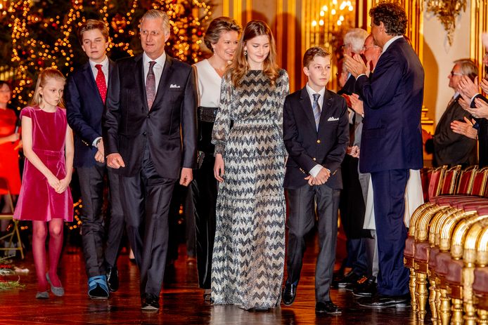 Het kerstconcert op het koninklijk paleis: prins Gabriël in het gips en ...