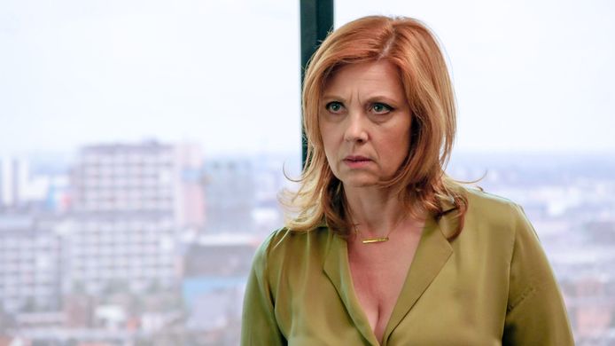 Sandrine André speelt al 10 jaar de bitchy Veronique in ‘Familie ...