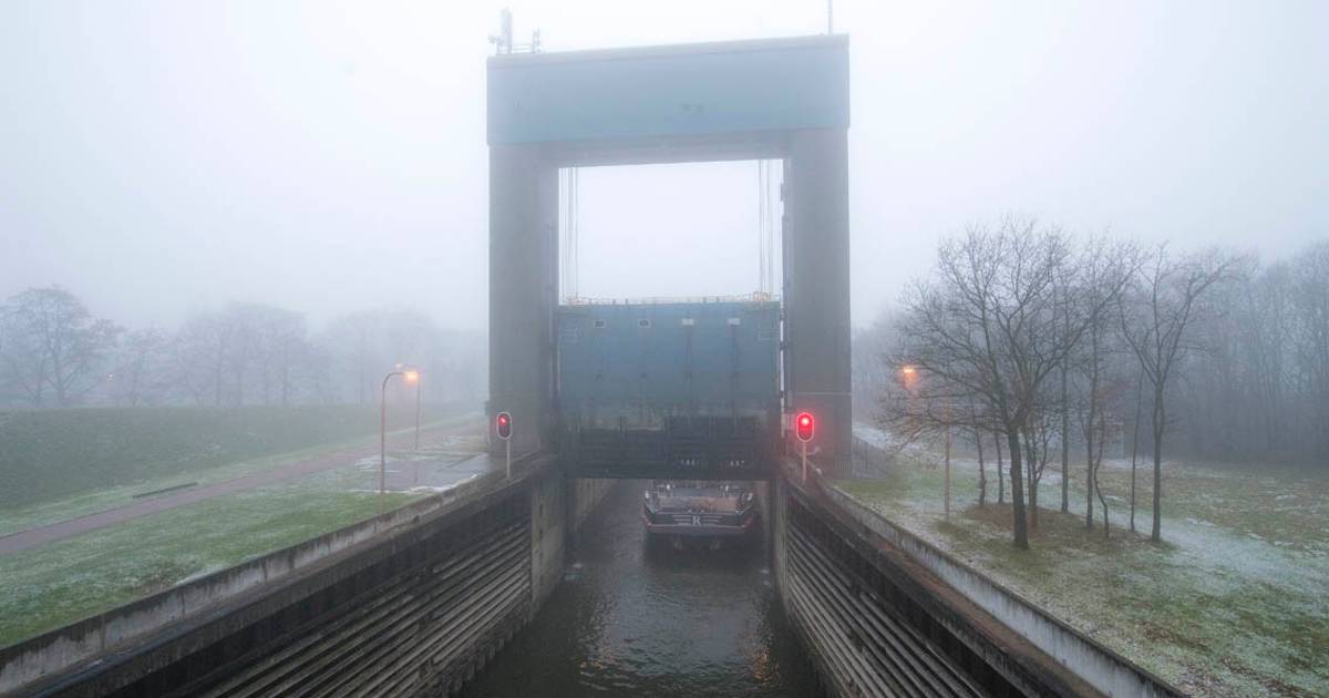 Eerste schepen verlaten Maas-Waalkanaal | Nijmegen | AD.nl