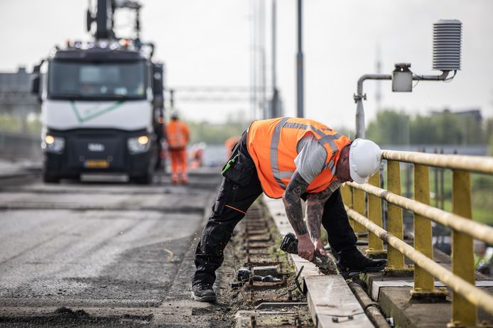 Afgesloten rijstrook op brug A7 richting Amsterdam gaat weer open | Purmerend | AD.nl