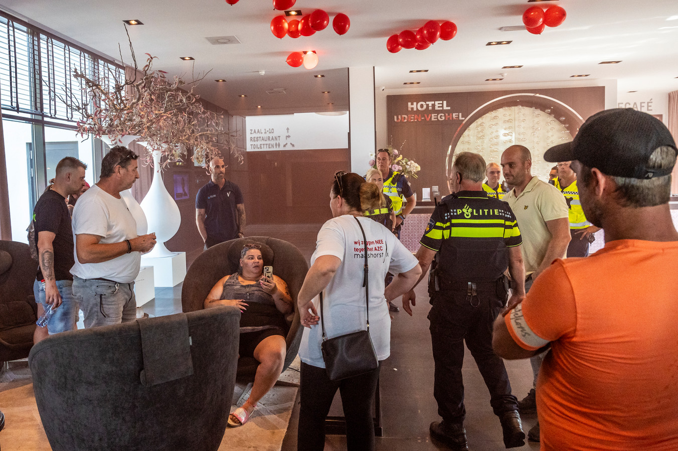 Betoging tegen azc loopt uit op confrontatie met beveiligers in Hotel ...