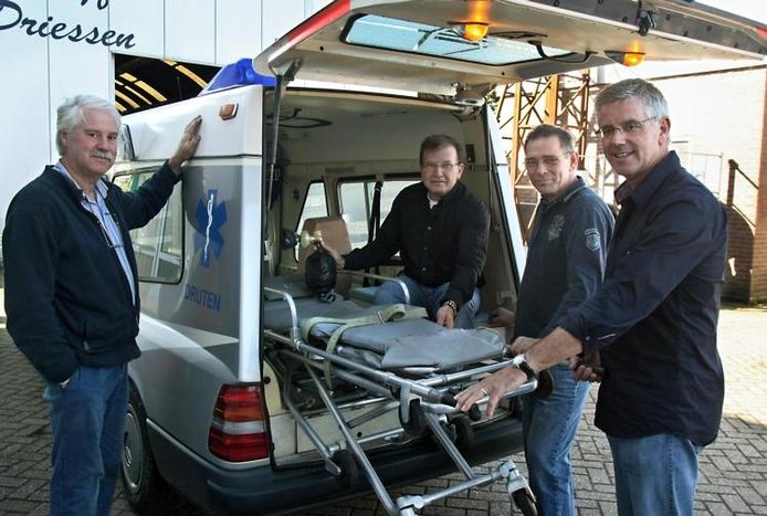 Vier vrienden richten ziekenhuis en school in Mali in | Maas en Waal ...