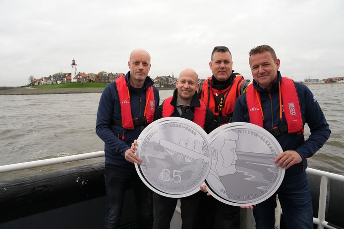 Speciale herdenkingsmunt in het kader van 200 jaar KNRM onthuld op Urk ...