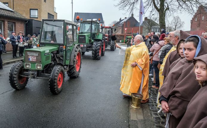 IN BEELD. Rollegem viert heilige Sint-Antonius in lichte sneeuw ...