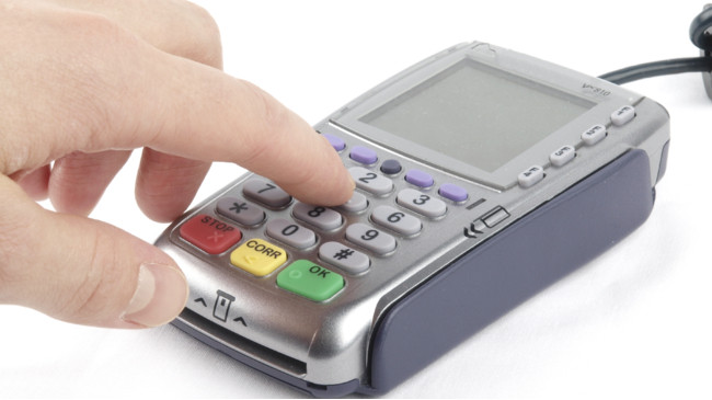 Dievegges stelen pincode én pinpas van 70-jarige vrouw | Foto | AD.nl