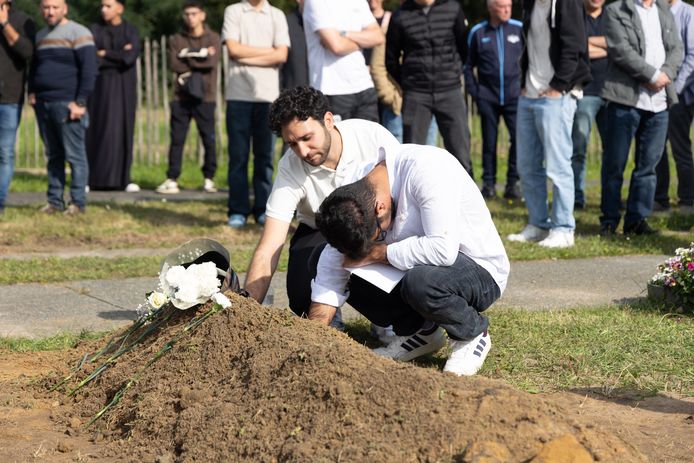 Afscheid van Thabet (16), die stierf aan een hersenbloeding: “Hier is zoveel onmacht... En ...