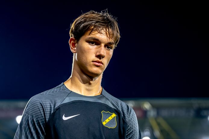 NAC-tiener laat kritiek van zich afglijden en vindt rust in zijn gitaar ...