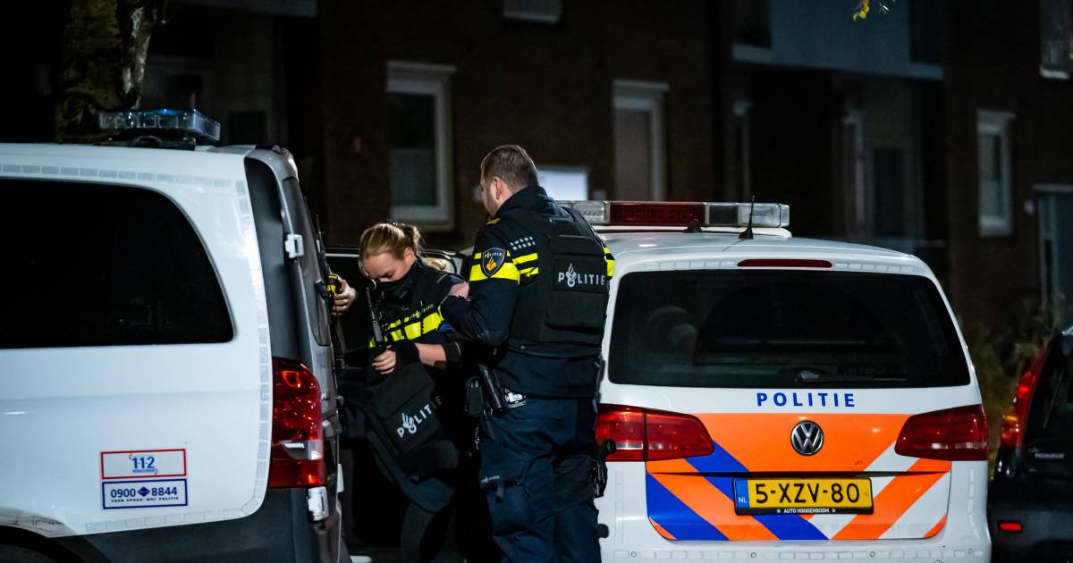 Grote politiemacht haalt meerdere personen uit woning na verontrustende ...