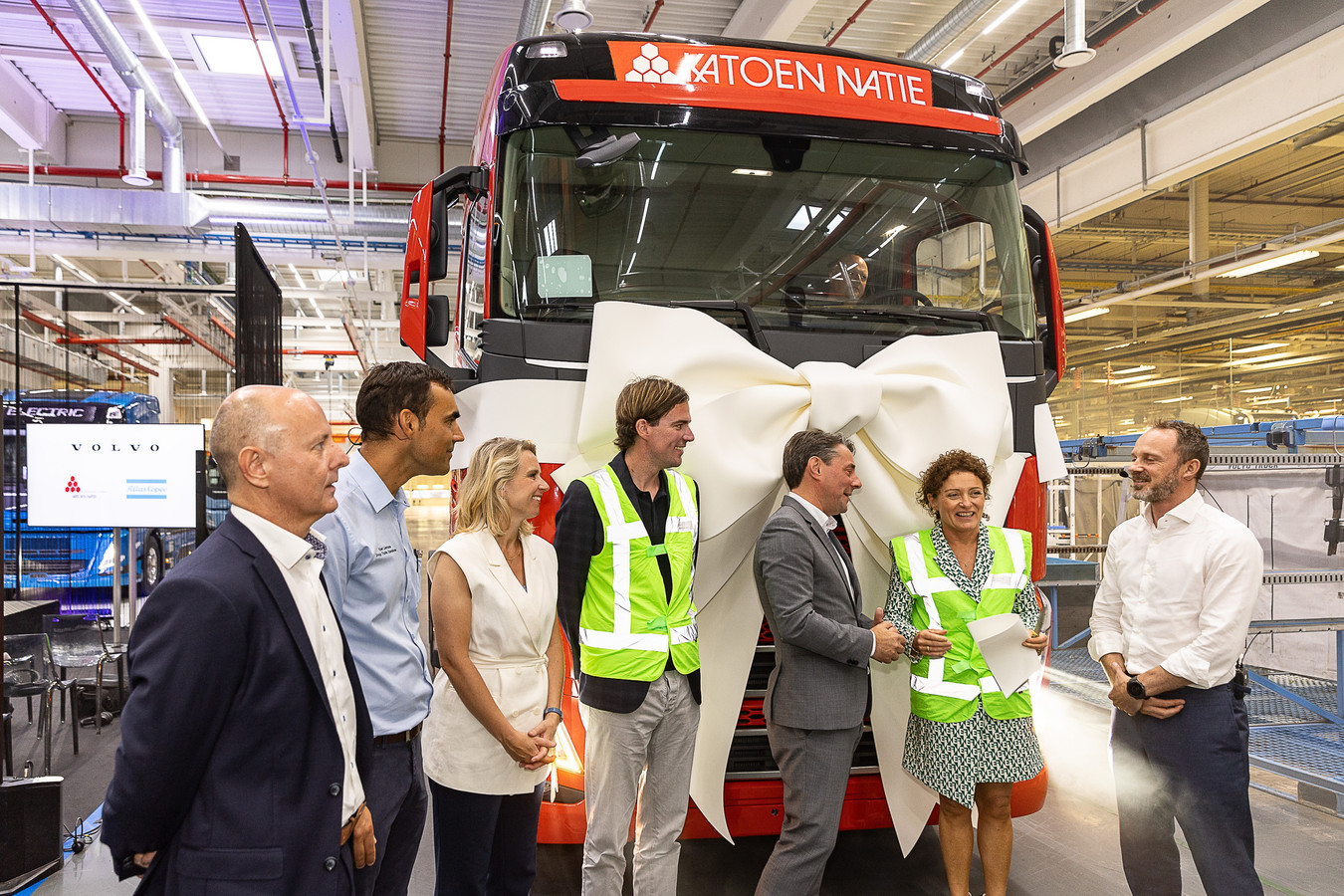 Volvo Trucks levert eerste elektrische vrachtwagen af aan Katoen Natie ...