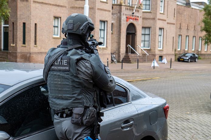 Politie houdt twee grote oefeningen in Rotterdam: ‘gijzelingen’ in ...