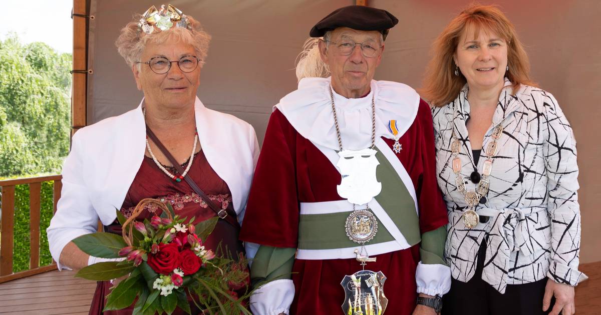 Vendelier Matt Ermens krijgt tijdens het feest van het Sint ...