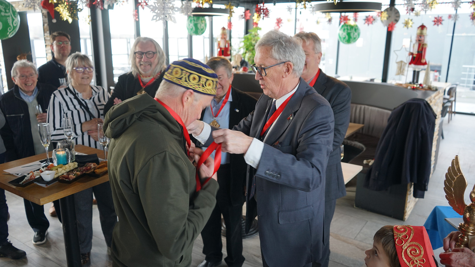 Consul van Syldavië verwelkomt eerste ereburgers in het plat Brussels ...
