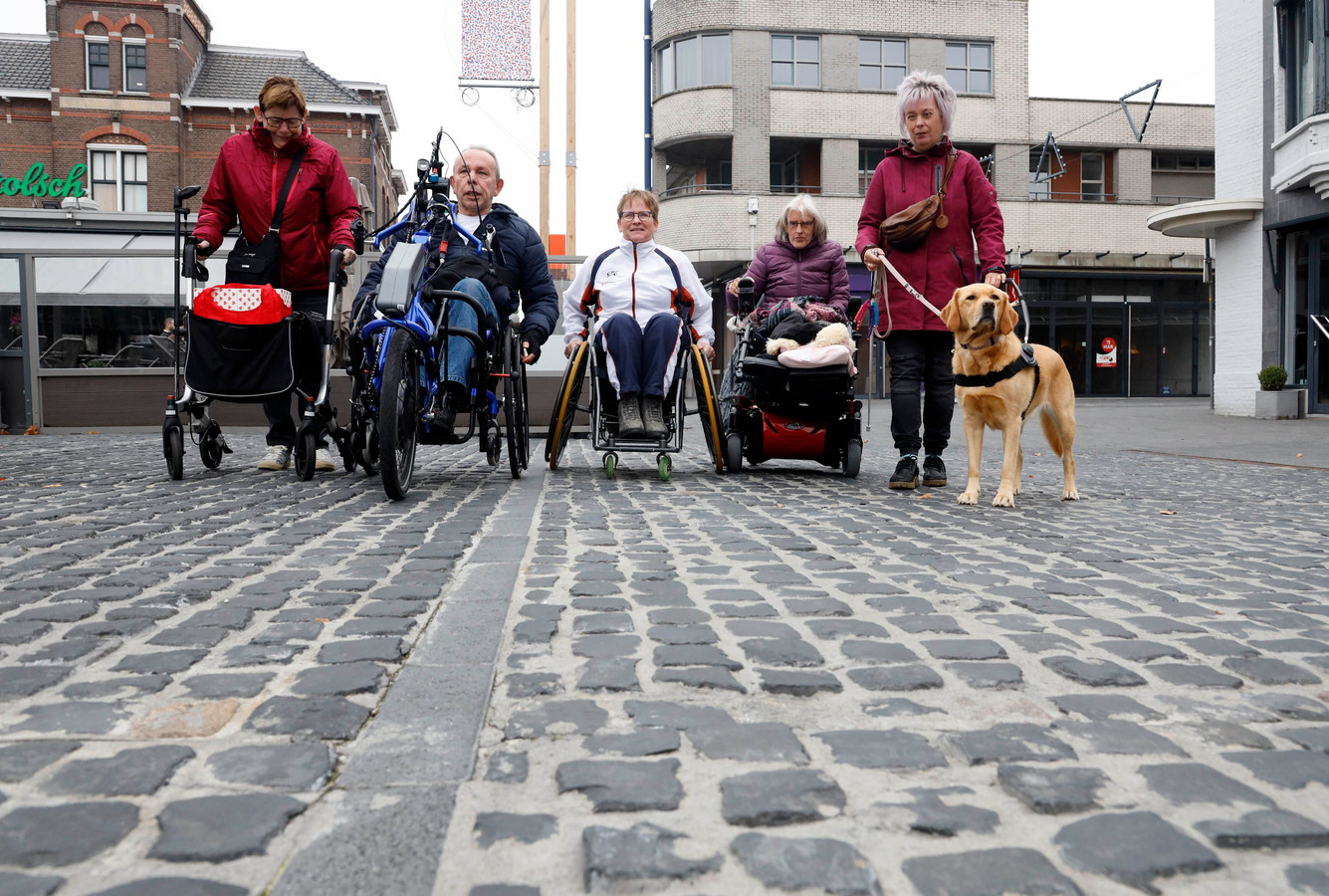 Sirenes begeleiden start campagne Denk Drempelvrij in Terneuzen | Foto ...