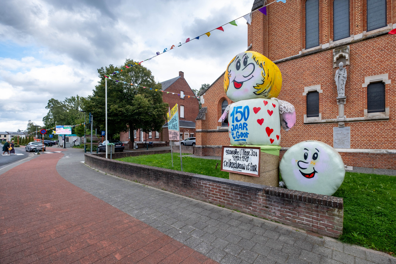Stropop aan kerk Heist-Goor is eerbetoon aan vroedvrouw Stanske: “Ze ...