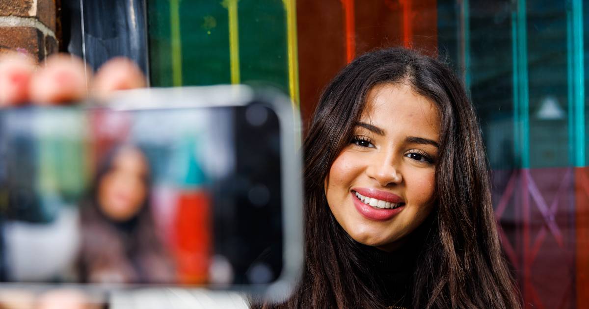 Met haar telefoon in haar hand verovert Siham Sanad (19) TikTok ...