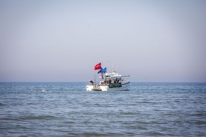 Matthieu Bonne heeft record beet. Na 68 kilometer en 23 uur zwemmen ...