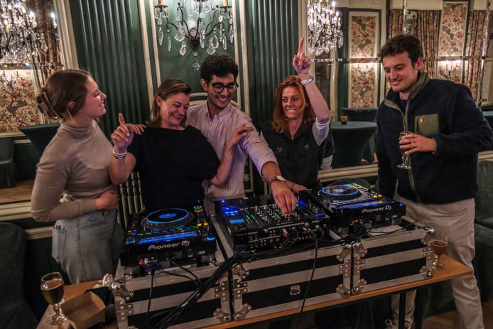 Na een lange feestnacht… tot wie zoekt nieuwe burgemeester Ruth ...