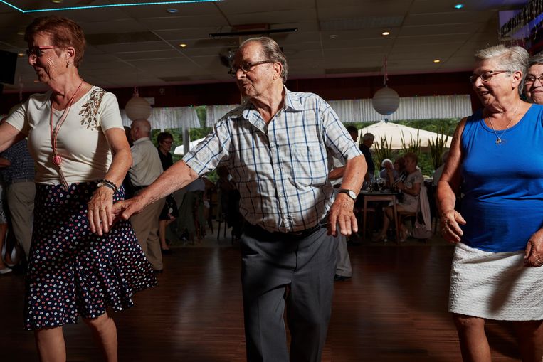 De clientèle mag dan op leeftijd zijn, de sfeer is broeierig in Dancing ...