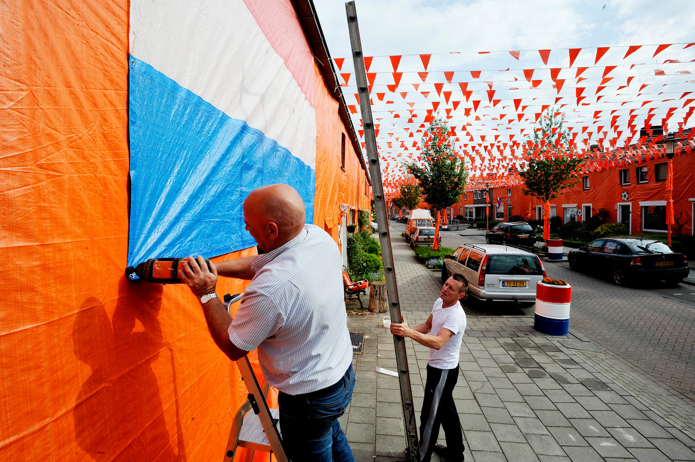 In de ‘meest oranje straat van Nederland’ wappert nu nog maar één vlag ...