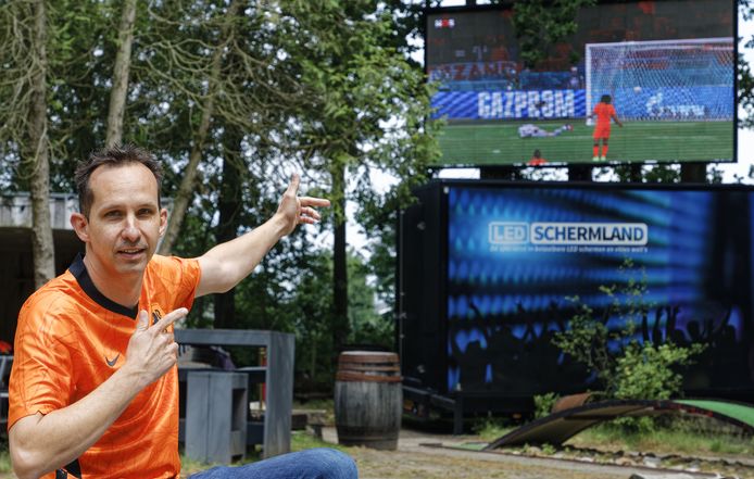 Eindelijk kan de Oranjefan weer naar kroeg of terras, maar wel graag op ... Eindelijk kan de Oranjefan weer naar kroeg of terras, maar wel graag op ...