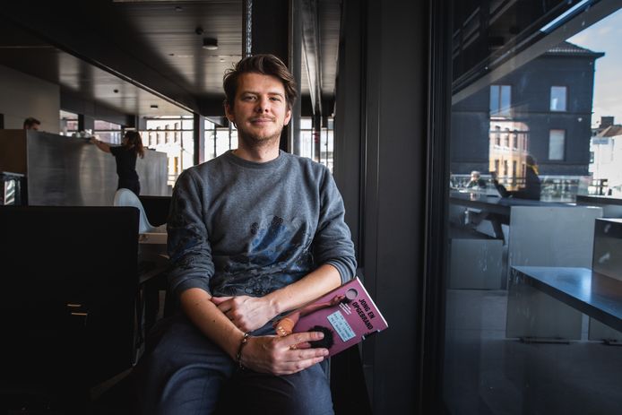 Bram (31) schrijft burn-out van zich af: “Besef nu beter wat belangrijk is in het leven” | Gent ...