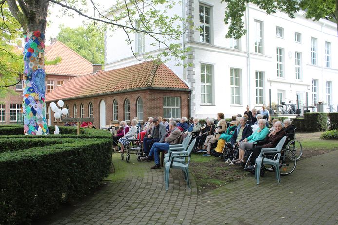 Troostplek met kleurrijke herdenkingsboom ingericht in Kasteeltuin van ...