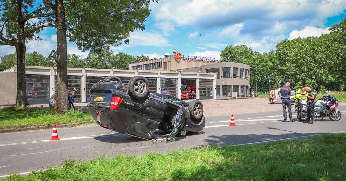 Auto gaat over de kop en belandt pal voor brandweerkazerne in Zutphen ...