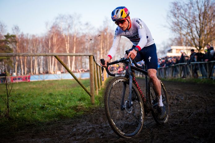 Mathieu Van der Poel opnieuw machtig in Baal, Iserbyt haalt het in ...