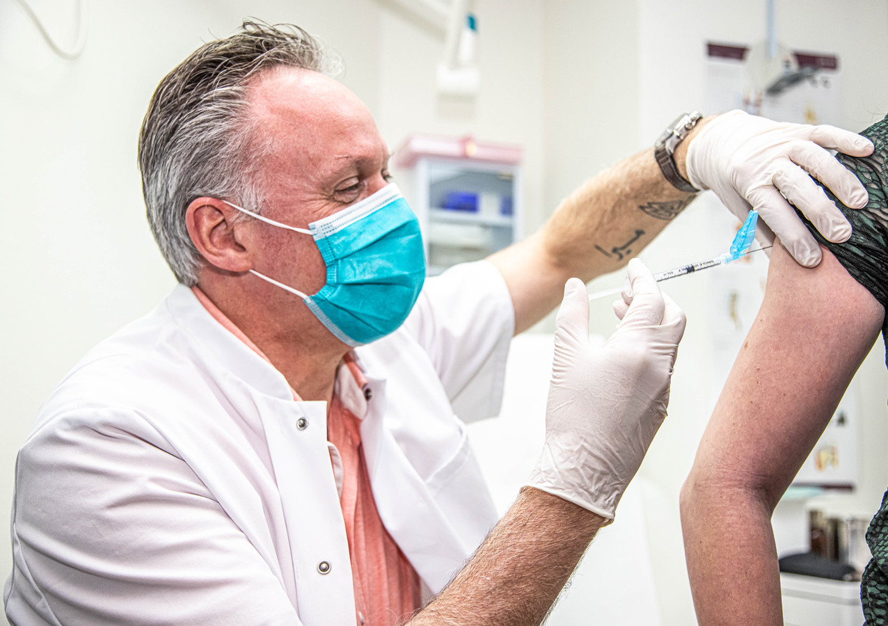 Tweede prik met Pfizer of Moderna veroorzaakt meer bijwerkingen dan de ...